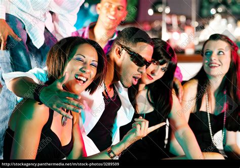 Freunde Tanzen In Disco Oder Club Stockfoto 3289509 Bildagentur Panthermedia
