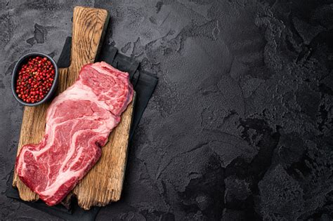 익히지 않은 생 척 아이 롤 스테이크 나무 판에 프라임 쇠고기 고기 검은 배경 상의 View 0명에 대한 스톡 사진 및 기타 이미지 Istock