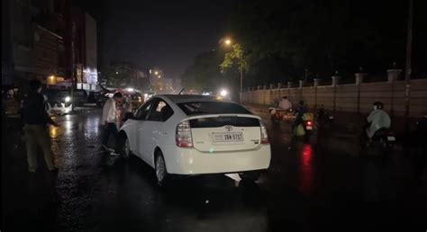 រថយន្តព្រូសបេីកបុក ក្បាល ថ្ម ពុះ ចែក ទ្រូង ផ្លូវ រង ការ ខូចខាត យ៉ាង ដំណំ នគរដ្រេហ្គន