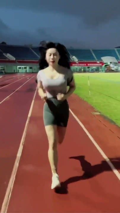 밤이 되면 운동화를 신고 야간 달리기 여행을 시작하세요 밤에 땀을 흘리며 도시의 평온함과 활력을 느껴보세요 💪🏃‍♀️🏃‍♂️ 달리기 Running Sports