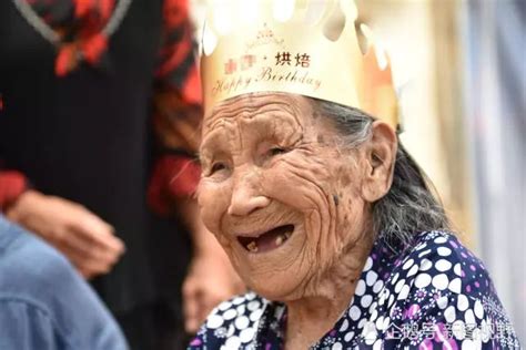 给老人拜寿磕头的图片 给老人祝寿的动态图片 祝寿的动态图片 大山谷图库