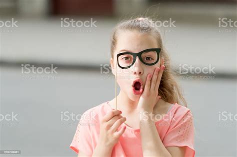 천연 간식으로 피부를 만드세요 소품 안경을 통해 건강한 피부와 재미있는 모습을 가진 작은 아이 깜짝 얼굴에 부드러운 아기 피부를 가진 귀여운 소녀 어린이 스킨 케어 화장품