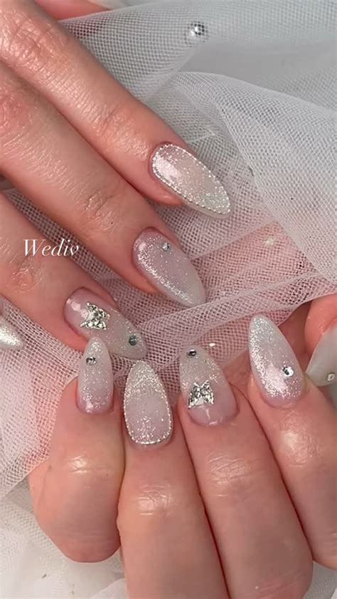 웨딩네일•광교네일•수원네일 프리미엄 수원웨딩네일•네일수강 웨디브네일 💗 고객님 웨딩 후기 사진📸🩷 웨딩 촬영을 위해 방문해주신 고객님 부케와 너무 잘 어울리죠😮