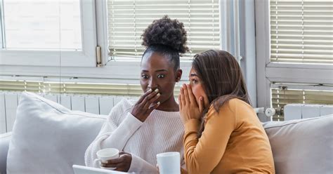 비밀을 공유하는 다양한 여자 친구들 집에서 험담하는 두 여자 거실에 앉아 있는 동안 친구 귀에 속삭이는 흥분된 감정적 소녀 사진 Unsplash의 우정 이미지