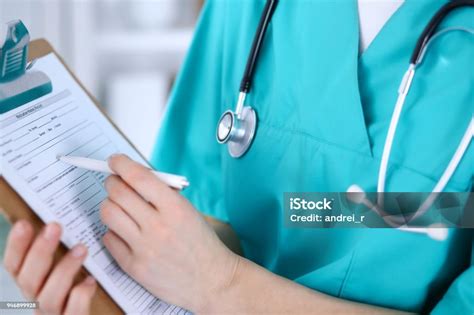 클립보드 근접 촬영에 의료 양식을 작성 여성 의사 의사 병원에서 하 고 처방전을 줄 준비가 도움을 그의 환자를 검사 마무리 의료 보험 및 의학 Concep 병원에 대한 스톡