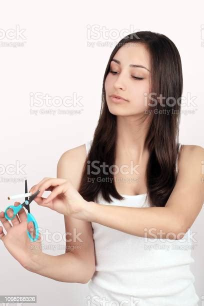 흡연을 종료 합니다 아름 다운 행복 여성 깨고 담배의 근접 촬영 손에 담배 깨진 여자 들고 미소의 초상화 건강 한 라이프 스타일 개념입니다 높은 해상도 금지됨에 대한 스톡