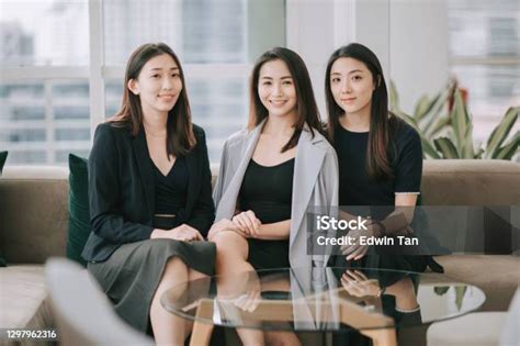 3 아시아 의 아름 다운 사업가 보고 카메라 미소 와 자신감 미소에 대한 스톡 사진 및 기타 이미지 미소 인물 사진 직원 Istock