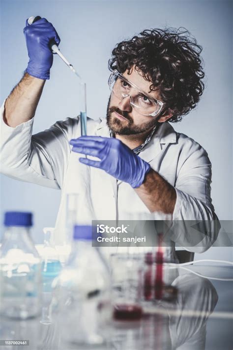 실험실에서 작업 하는 과학자 파이 펫 사용 Stem 주제에 대한 스톡 사진 및 기타 이미지 Stem 주제 개발 건강관리와 의술 Istock