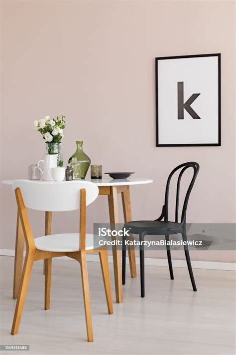 흰색 주전자 커피 컵과 꽃 유리 화병에 흰색 나무 식탁에 파스텔 핑크 벽에 포스터와 넓은 거실 인테리어 0명에 대한 스톡 사진 및 기타 이미지 Istock