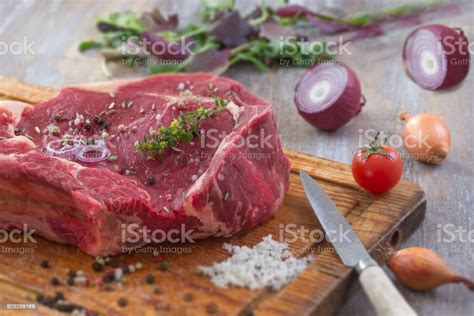 그릴에 대 한 원시 티 본 스테이크 또는 바베 큐 세 나무 배경 위에 칼으로 절단 보드에 상위 보기 고기에 대한 스톡 사진 및