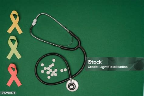 청진 기 녹색 탁상 세계 건강 일 개념에 고립 된와 배열된 약 화려한 리본 플랫 누워 0명에 대한 스톡 사진 및 기타 이미지 0명 개념 개체 그룹 Istock