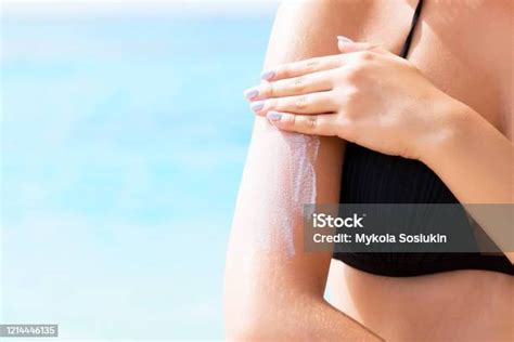 자외선 차단제 자외선 차단제 아름다운 여름날에 햇살 아래 야외에서 어깨에 태양 크림을 두는 모자를 쓴 여성 가린 얼굴에 대한 스톡 사진 및 기타 이미지 Istock