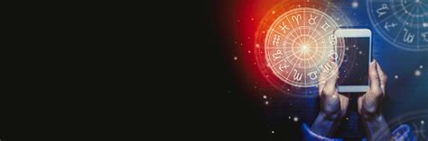 여성의 손은 별이 빛나는 하늘에 익숙한 조디악과 전화와 점성술 원을 들고있다 별자리에 대한 모바일 앱 배너 복사 공간 별자리에 대한 스톡 사진 및 기타 이미지 Istock
