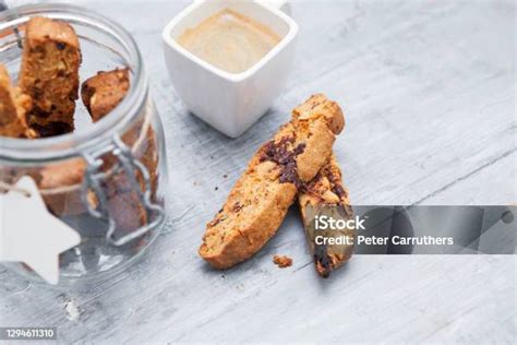 빈 별 모양의 태그가 달린 킬너 항아리에 수제 비스코티와 복사 공간이 있는 회색 나무 테이블에 에스프레소 컵 0명에 대한 스톡 사진 및 기타 이미지 Istock