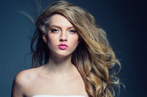 뷰티 여자 초상화입니다 긴 웨이브 머리를 가진 아름 다운 소녀입니다 금발 헤어스타일으로 모델입니다 갈색에 대한 스톡 사진 및 기타 이미지 Istock