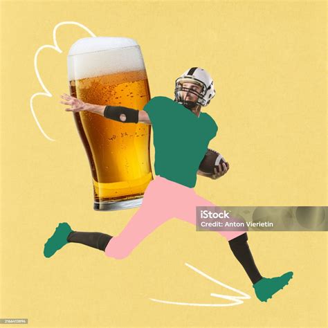 포스터 현대 미술 콜라주 경쟁적인 미식 축구 선수는 빛 거품이 이는 맥주와 공의 거대한 유리와 함께 달리고 있습니다 펑키 아트웍 25 29세에 대한 스톡 사진 및 기타
