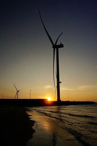 풍차가 있는 해변의 일몰 풍차가 있는 해변의 밝은 주황색 일몰 덴마크 히르트스할스 해변의 일몰 북해 해변의 일몰 지속 가능한 자원에 대한 스톡 사진 및 기타 이미지 Istock