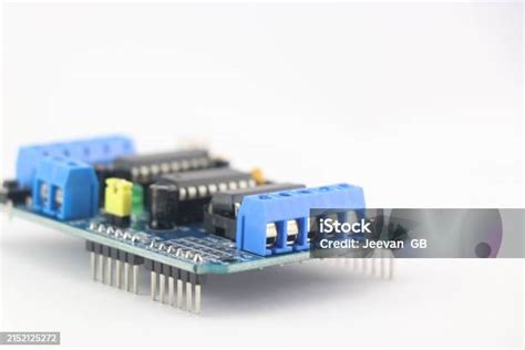 서보 모터와 스테퍼 모터를 흰색 배경에 격리된 마이크로 컨트롤러에 연결할 수 있는 서보 드라이버 모듈 실드 0명에 대한 스톡 사진 및 기타 이미지 Istock