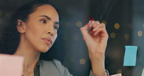 비즈니스 우먼 의제가 있는 사무실에서 계획 워크플로 또는 프로젝트 관리를 위한 쓰기 및 스티커 메모 아프리카 사람 유리 일정 연구 및 목표가 있는 타임라인을 위한 브레인