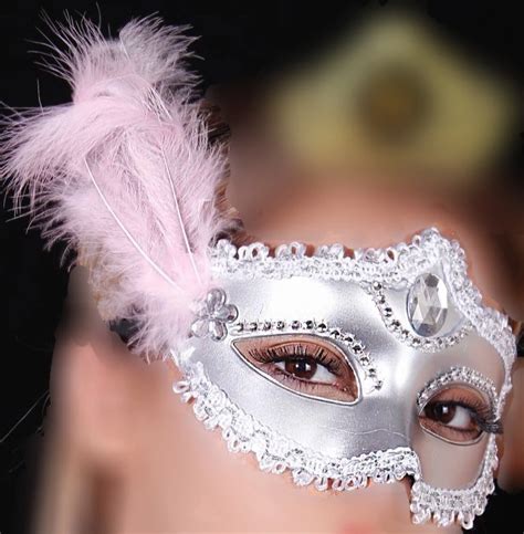 نقاب بالماسکه زنانه با رنگبندی و طرح بندی متنوع مینارُزه، پوشاک خاص