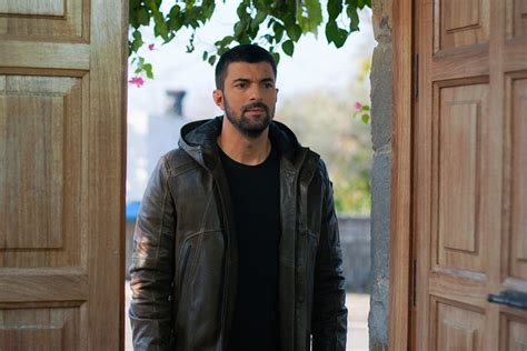 Engin Akyurek Georgian Fans 31 ე სერიის მოკლე შინაარსი ხედავს რა რომ მათ შორის უფსკრული