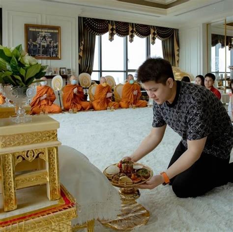 ไฮโซกี้ ทำบุญเพนท์เฮ้าส์หรู 300 ล้าน สะดุดตาสาวผมสั้น ดูยังไงก็เป็น