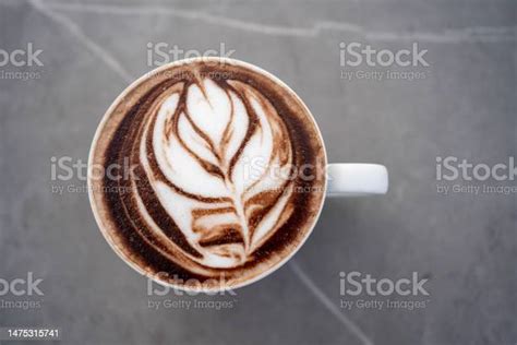 라떼 컨셉의 컵을 들고 여자의 손에 라떼 예술 카페테리아 테이블에 앉아있는 동안 신선한 라떼 한잔 0명에 대한 스톡 사진 및 기타 이미지 Istock