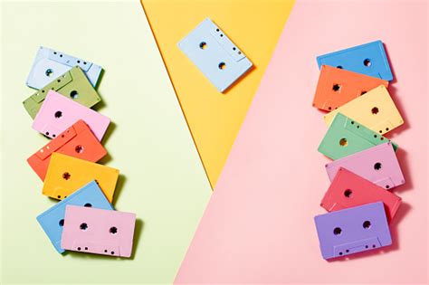 밝은 멀티 컬러 배경 복사 공간 상단보기에 그린 오디오 카세트 복고풍 음악 배경 1980 1989 년에 대한 스톡 사진 및 기타