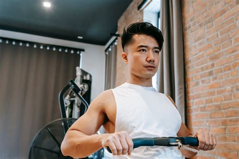 건강 건강한 생활 근력 근육질의 남성 피트니스 내구력 노력 동기 부여 동기 부여 된 라이프스타일 로잉머신