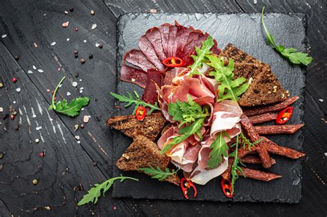 얇게 썬 햄 소시지 프로슈토 베이컨의 경화 고기 접시 고기 안티 파소 배너 메뉴 텍스트 레시피 장소 상단 보기 검은색에 대한