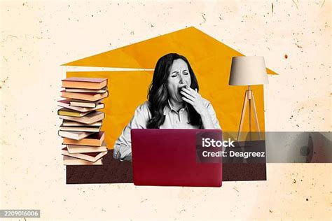트렌드 삽화 합성물 3d 사진 콜라주 디자인 직업 사업 말뚝 책 늙은 여자 교사 전자 학습 하품 작업 노트북 원격 65 69세에 대한 스톡 사진 및 기타 이미지 Istock
