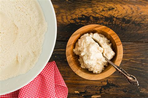 머핀의 요리 리 코타 설탕과 밀가루와 함께 혼합 나무 테이블 평면도 러시아에 대한 스톡 사진 및 기타 이미지 러시아 리코타