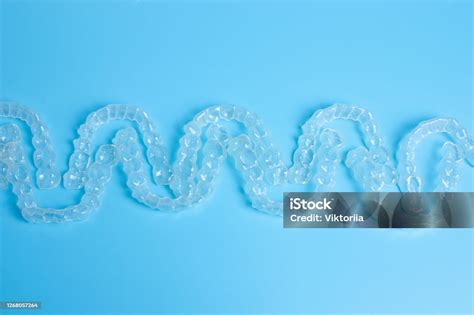 복사 공간이 있는 파란색 배경의 투명 중괄호 또는 브래킷을 비스정렬합니다 치아 교정장치에 대한 스톡 사진 및 기타 이미지 치아 교정장치 건강한 생활방식 구별하기 힘든