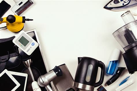 오래된 가정 전기 제품 깨진 컴퓨터 태블릿 전화 흰색 배경에 사용 된 전자 기기 장치 계획된 노후화 재활용 개념을위한 전자 폐기물 위쪽 보기 0명에 대한 스톡 사진 및 기타