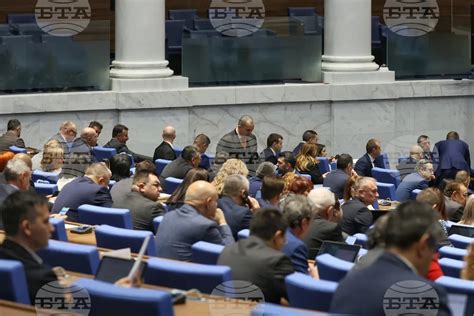 С декларация от парламентарна група за празника на българските студенти започна заседанието на