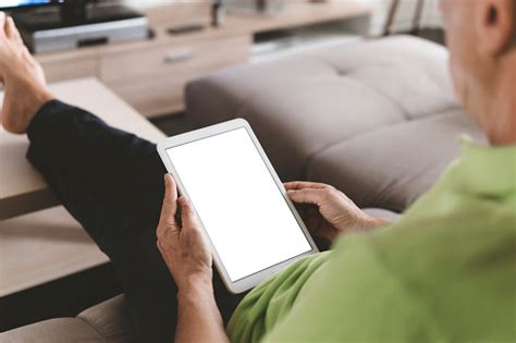 태블릿에 입력 성인 남자 손의 닫다 빈 모형 흰색 빈 화면집에서 Pc 태블릿을 들고 남자 온라인 쇼핑 구직 광고에 대한 모형