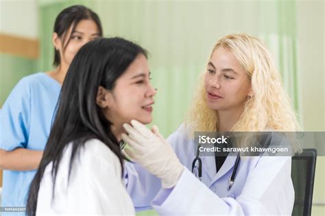 성형 외과 의사에 대해 상담하고 미용 시술을 위해 얼굴에 보톡스 주사를 맞는 여성 여자의 얼굴에 성형 수술 3 명에 대한 스톡 사진 및 기타 이미지 Istock