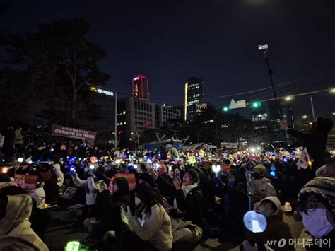 아이돌이 계엄령 전달 나도 용기냈다응원봉 든 Mz 여의도로 우르르