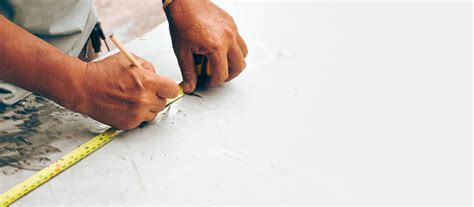 기술자는 측정 테이프로 금속판의 길이를 측정하고 공장에서 연필로 거리를 씁니다 Diy에 대한 스톡 사진 및 기타 이미지 Diy 강철 건설 기계류 Istock