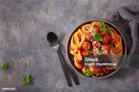 미트볼과 토마토 소스를 곁들인 스파게티 이탈리안 파스타 미트볼에 대한 스톡 사진 및 기타 이미지 미트볼 파스타 이탈리아 음식 Istock