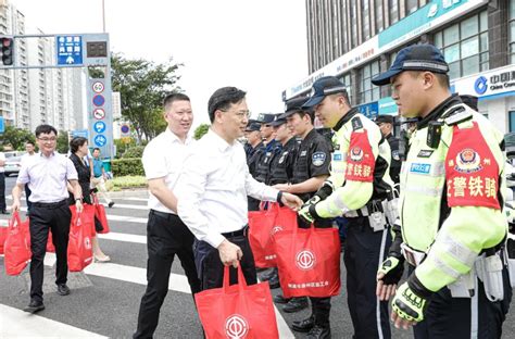 王少勇同志带队慰问一线民警、辅警