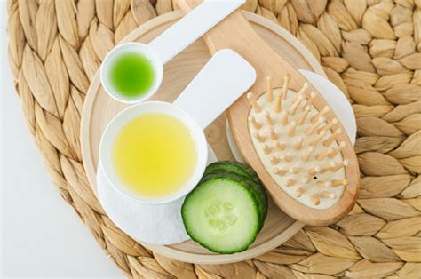 오이 조각 올리브 오일 나무 헤어 브러시 수제 뷰티 마스크 또는 페이스 토너를 준비하기위한 재료 자연 미용 치료 및 스파 레시피 평면도 Diy에 대한 스톡 사진 및 기타