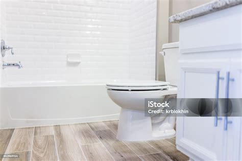 현대 흰색 일반 깨끗 한 화장실 욕실 샤워 타일 욕조와 준비 모델 준비 집에서 집 또는 아파트 나무 바닥 화장실 건축물에 대한 스톡 사진 및 기타 이미지 Istock