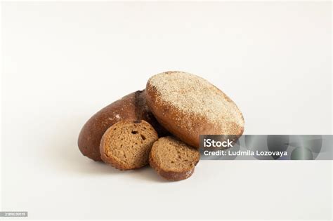 밀과 호밀 가루로 만든 빵과 빵 롤이 밝은 배경에 클로즈업되어 있습니다 갈색 빵에 대한 스톡 사진 및 기타 이미지 갈색 빵 거친 건강한 생활방식 Istock