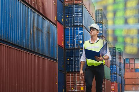 수출 및 수입을 위해 화물선에서 컨테이너 상자를 확인하기 위해 걷는 작업자 엔지니어 걷기에 대한 스톡 사진 및 기타 이미지 걷기 검사 보기 경영자 Istock
