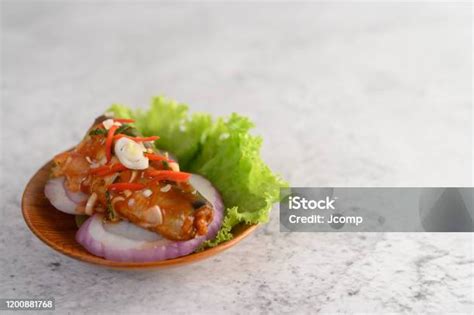 매운 소스를 곁들인 매콤한 통조림 정어리 샐러드를 나무 그릇에 담는 식욕을 돋우는 건강한 생활방식에 대한 스톡 사진 및 기타 이미지 건강한 생활방식 건강한 식생활
