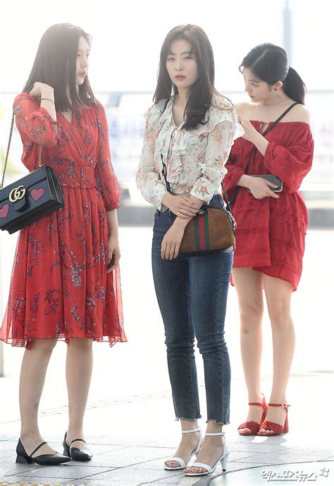 엑 s HD포토 레드벨벳 슬기 나만 빨간옷이 아니네