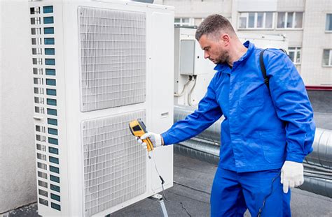 기술자는 열 화상 적외선 온도계를 사용하여 응축 장치 열 교환기를 확인합니다 순서에 대한 스톡 사진 및 기타 이미지 순서 감지기 건강 진단 Istock