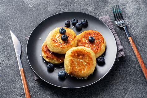 블루베리를 곁들인 코티지 치즈 의 튀김 치즈 커드 치즈 케이크 어두운 콘크리트 배경에 팬케이크 공간을 복사합니다 가정의 방에 대한 스톡 사진 및 기타 이미지 Istock