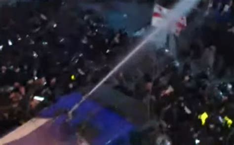 ამ წუთებში მომიტინგეების წინააღმდეგ წყლის ჭავლი გაუშვეს Metronome Ge